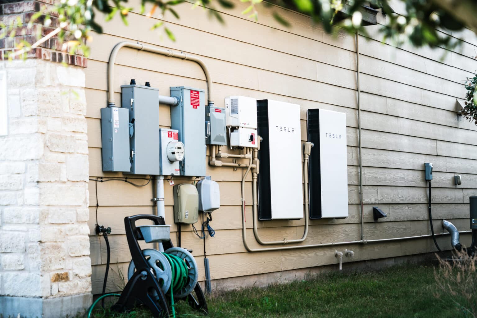 Top 5 Benefits of Upgrading to a Solar Battery System in 2025 ...